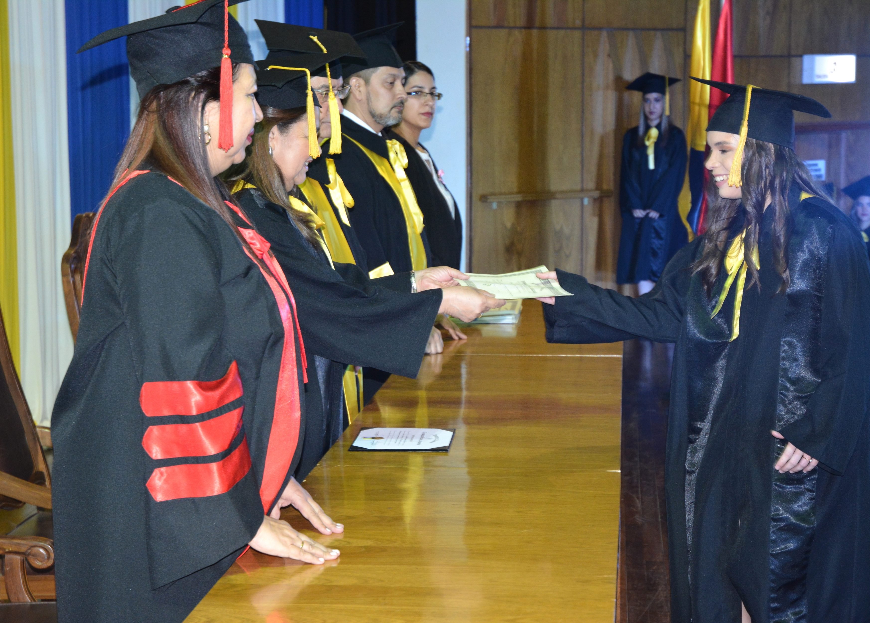Profesionales de la odontología recibieron sus títulos de la UNA ...